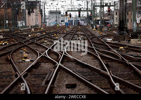 Weichen, Gleise und eine S-Bahn nebst Gleisarbeitern am Kölner ...