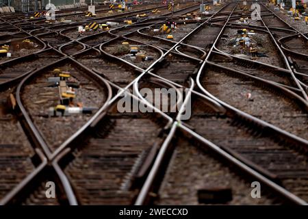 Weichen, Gleise und eine S-Bahn nebst Gleisarbeitern am Kölner ...