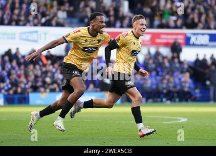 Sam Corne (rechts) von Maidstone United feiert das zweite Tor ihrer ...