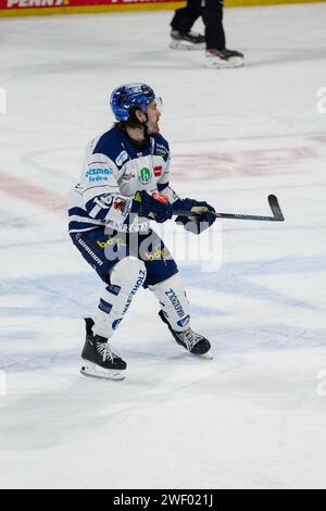 Hubert Labrie (Iserlohn Roosters, #16) spielt den Puk vor ihm Nicolas ...