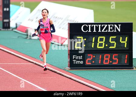Osaka, Japan. Januar 2024. (L-R) Workenesh Edesa (ETH), Honami Maeda ...