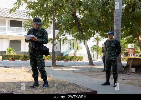 Der Meister der Royal Thai Army Sgt. Suparerk Panthong, ein Ausbilder ...