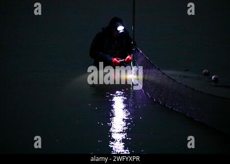 SUZHOU, CHINA - 2. FEBRUAR 2024 - Fischer fangen am Cheng Lake ...