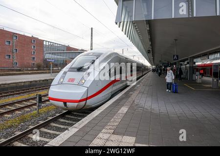 Eisenbahnverkehr am Münster Hauptbahnhof. Intercity Zug IC2 ...