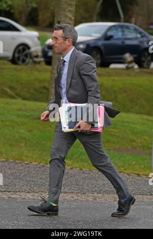 Die Alliance Party MLA Andrew Muir verließ Stormont Castle in Belfast ...