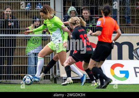 ZWEIKAMPF zwischen Caroline Siems (Bayer 04 Leverkusen, #13) und Nuria ...