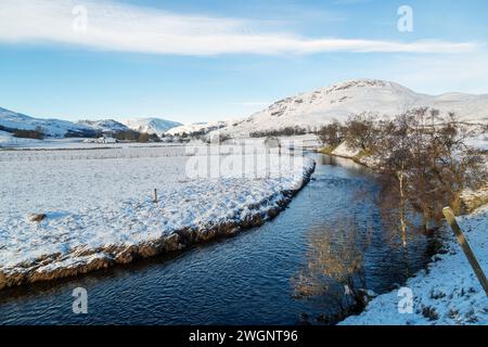 Der Fluss Shee oder Shee Water, der durch einen verschneiten Glen Shee ...