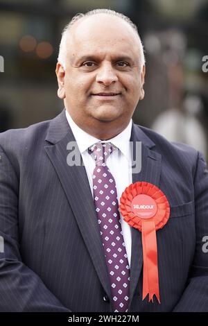 Der Labour-Kandidat für Rochdale, Azhar Ali (links), wird vom ...
