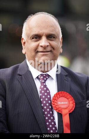 Der Labour-Kandidat für Rochdale, Azhar Ali, wird vom Bürgermeister von ...