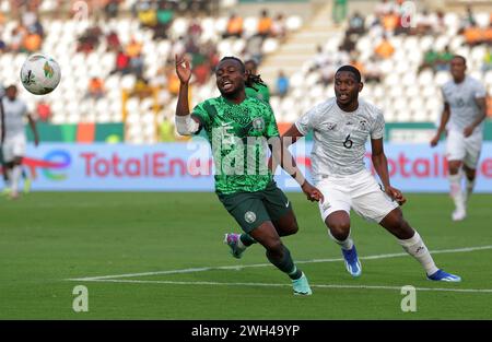 © Anis/APP/MAXPPP - Le joueur Nigerian MOSES DADDY SIMON (L), se bat ...