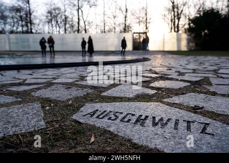 Gedenken an den 79. Jahrestag der Befreiung des Konzentrationslagers Auschwitz am Denkmal für ...