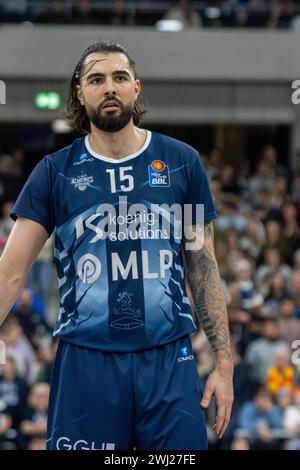 Marcel Kessen (MLP Academics Heidelberg, #15) im Zweikampf gegen ...