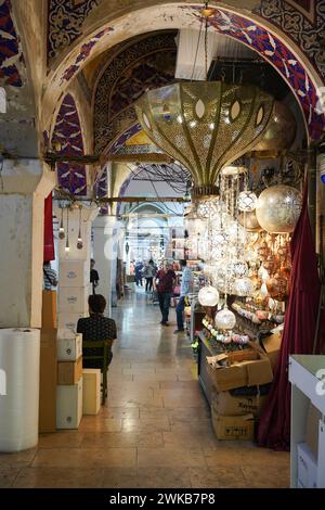 ISTANBUL, TURKIYE - 13. JULI 2023: Tor zum Großen Basar. Der große Basar ist einer der größten ...