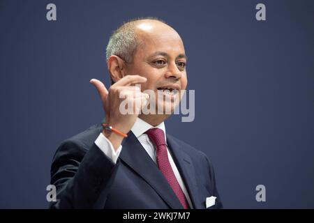 Michael SEN, Vorstandsvorsitzender, CEO, bei seiner Rede ...