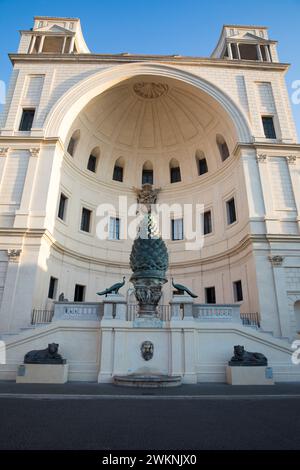 Die Pigna, die sich im Belvedere-Innenhof der Vatikanischen Museen ...