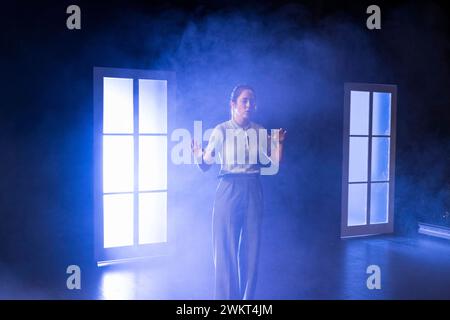 Schauspielerin Vidina Popov spielt bei einer Fotoprobe zum Stück fremd ...