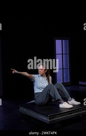 Schauspielerin Vidina Popov spielt bei einer Fotoprobe zum Stück fremd ...