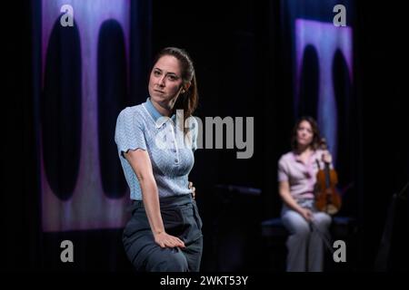 Schauspielerin Vidina Popov spielt bei einer Fotoprobe zum Stück fremd ...