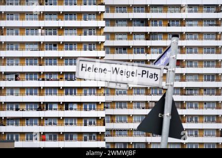 DDR-Hochhäuser vom Typ SK65 am Helene-Weigel-Platz in Berlin Marzahn ...
