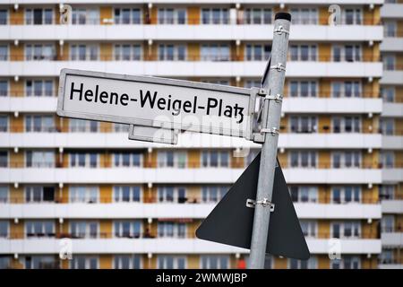 DDR-Hochhäuser vom Typ SK65 am Helene-Weigel-Platz in Berlin Marzahn ...