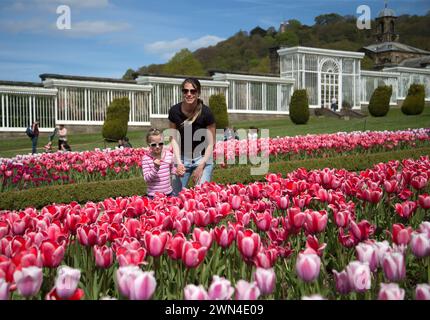04/05/15 die fünfjährige Grace Cherry und ihre Mutter Sophie bewundern ...