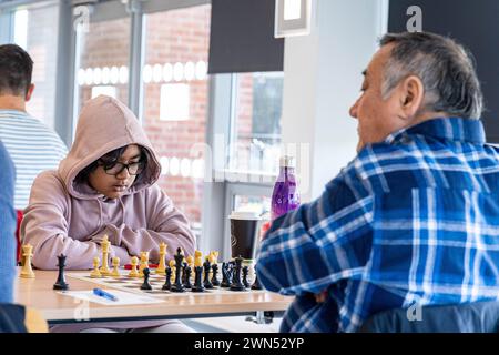 09/2023 britischer Schachgroßmeister Mark Hebden (blaues Hemd ...