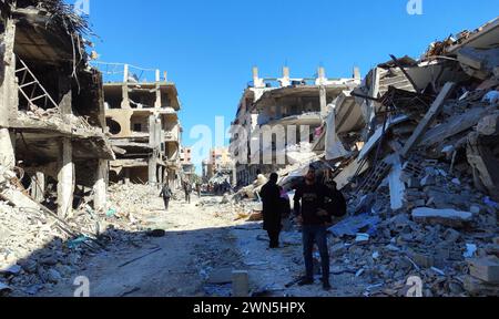 Nach israelischen Luftangriffen in der Nachbarschaft Al-Zaytoun untersuchen die Menschen Schäden ...