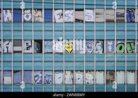 Das Logo der Berliner Verkehrsbetriebe BVG am Betriebshof Birtz am 26 ...