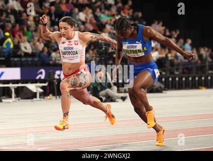 Julien Alfred aus Saint Lucia (rechts) gewinnt das 60-m-Finale der ...