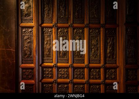 Detail einer Tür auf der Treppe zum ersten Stock des Palau Güell ...