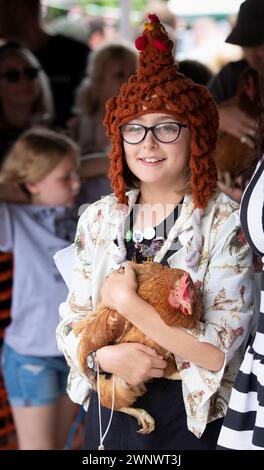 08/19 Hen Kostüm. Hunderte von Zuschauern beobachten, wie die ...