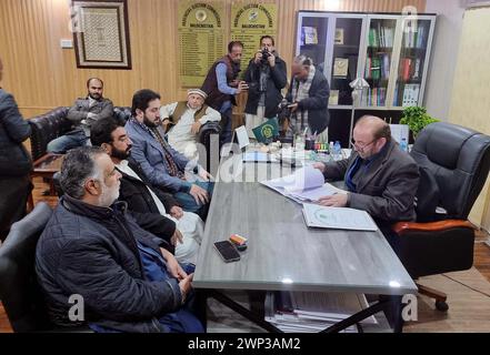 Muhammad Farid Afridi überprüft die Papiere der Senatskandidaten Hair Bayar Khan Domki, mir ...