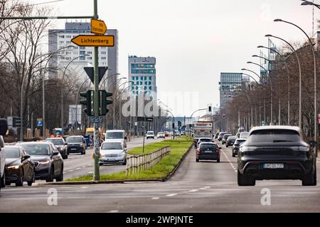 Strassenverkehr auf der Landsberger Allee zwischen der Vulkanstraße und ...