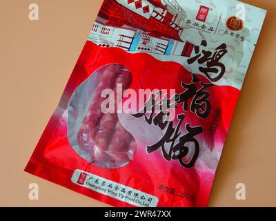 YICHANG, CHINA - 11. MÄRZ 2024 - Ein Bürger zeigt Hongfu-Wurst ...