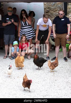 08/19 Hunderte von Zuschauern beobachten, wie die Wettbewerber beim ...