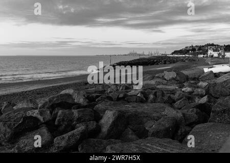 Blick entlang des Felixstowe Strandes in Richtung Landguard Point und ...