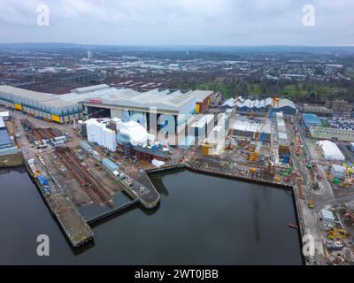 Luftaufnahme der HMS Cardiff im Bau auf der BAE Systems Werft am Fluss ...