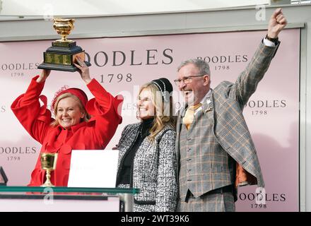 Audrey Turley (links), Besitzerin von Galopin des Champs, mit ihrem ...