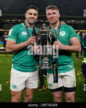 Der irische Conor Murray (links) und Peter O’Mahony mit der Trophäe ...