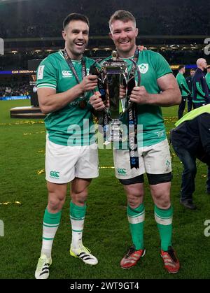Der irische Conor Murray (links) und Peter O’Mahony mit der Trophäe ...