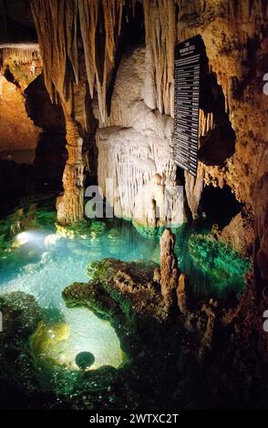 Blue Cave Water in den Luray Caverns in Nord-Virginia, USA ...
