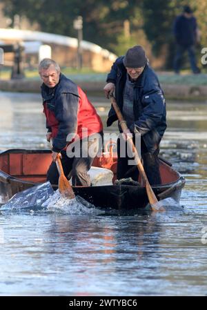 03/02/12. Die Marine Engineers, Andy Poacher und Graham Donohue ...