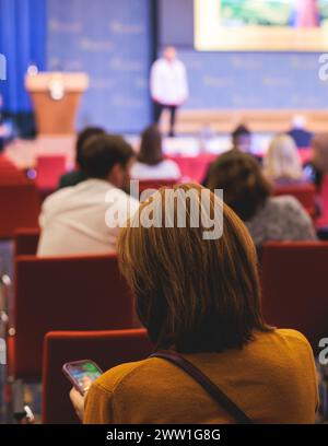 Das Publikum im modernen Konferenzsaal hört den Dozenten, die Leute auf einem Kongress zusammen ...