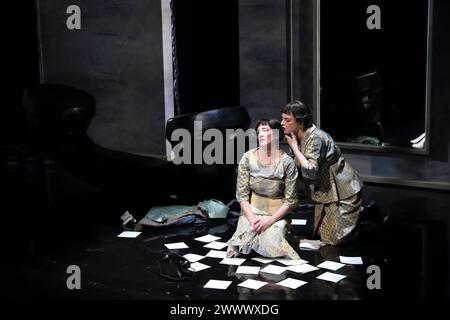 Constanze Becker und Maeve Metelka, v.l., während der Fotoprobe für das Stück Malina im Berliner ...