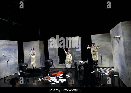 Constanze Becker und Josefin Platt, v.l., während der Fotoprobe für das Stück Malina im Berliner ...