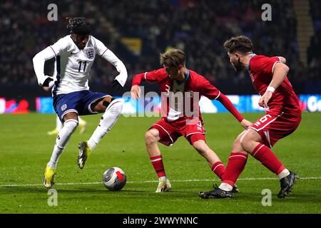 Englands Noni Madueke (links) und Luxemburgs Fabio Lohei kämpfen um den ...