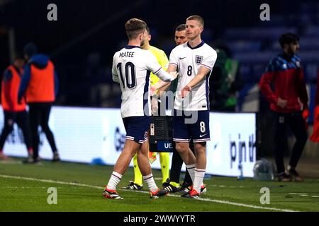 Der Englands Adam Wharton (rechts) kommt für den ersetzten James McAtee ...