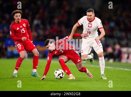 Neco Williams aus Wales und Przemyslaw Frankowski aus Polen (rechts) im ...