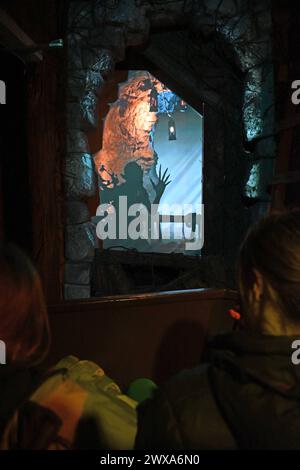 Die erste Fahrt in der neuen Attraktion Dämonen Gruft führt in die ...