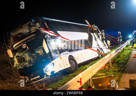 Werl, Deutschland. März 2024. Feuerwehr- und Polizeibesatzungen arbeiten an einem Bus am ...